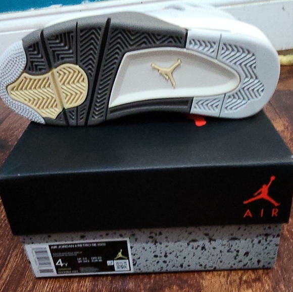 Jordan | Shoes | Nike Air Jordan 4 Retro Se Gs Craft Photon Dust Grey ...